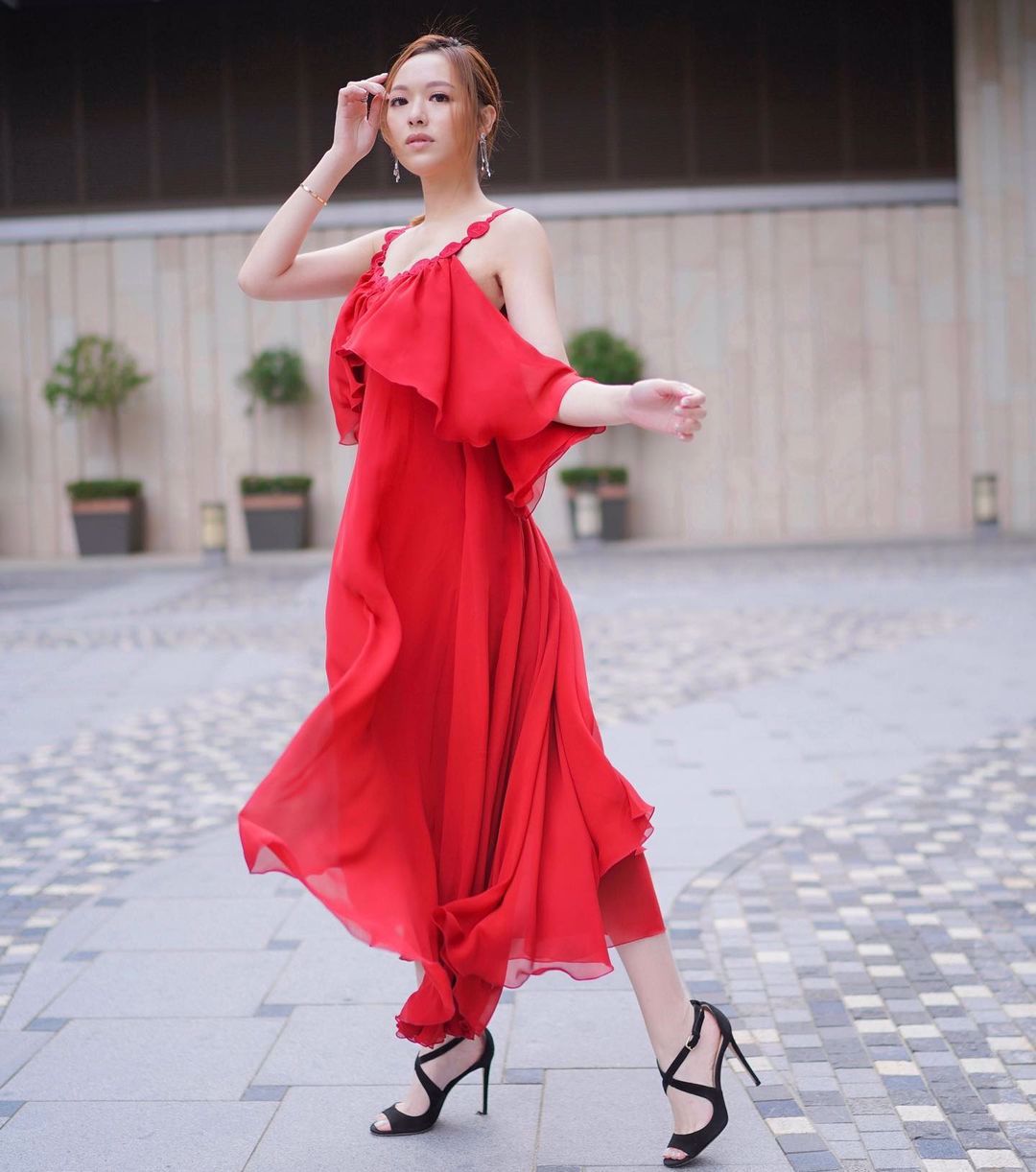 Fyy著呢條裙顯得佢好平 - 香港高登討論區