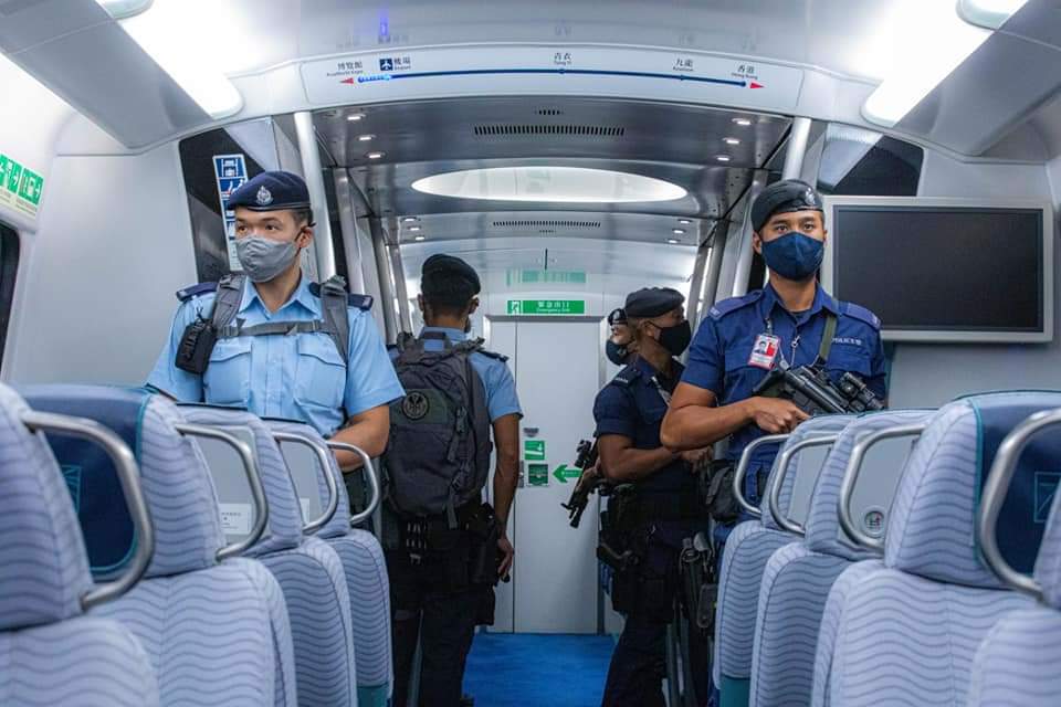 警方機場特警組和鐵路應變部隊於港鐵機場站及博覽館站高姿態巡邏 - 時事台 - 香港高登討論區